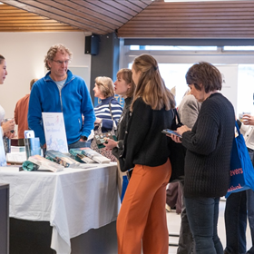 Bestseller 60 (week 5): Adriaan van Dis handhaaft zich op 1 - BOEKBLAD ...